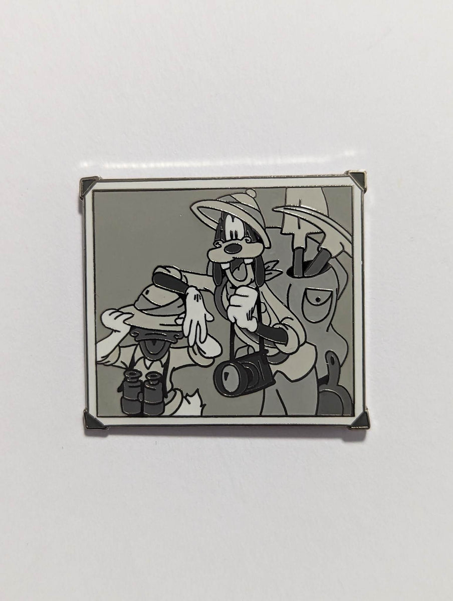 Goofy Photo with Camera – Canada's Disney Connection